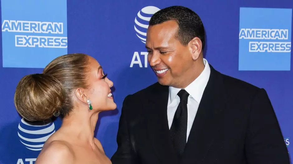 Dem Jennifer Lopez an dem A-Rod säin éischte roude Teppech Look vun 2020 ass erstaunlech