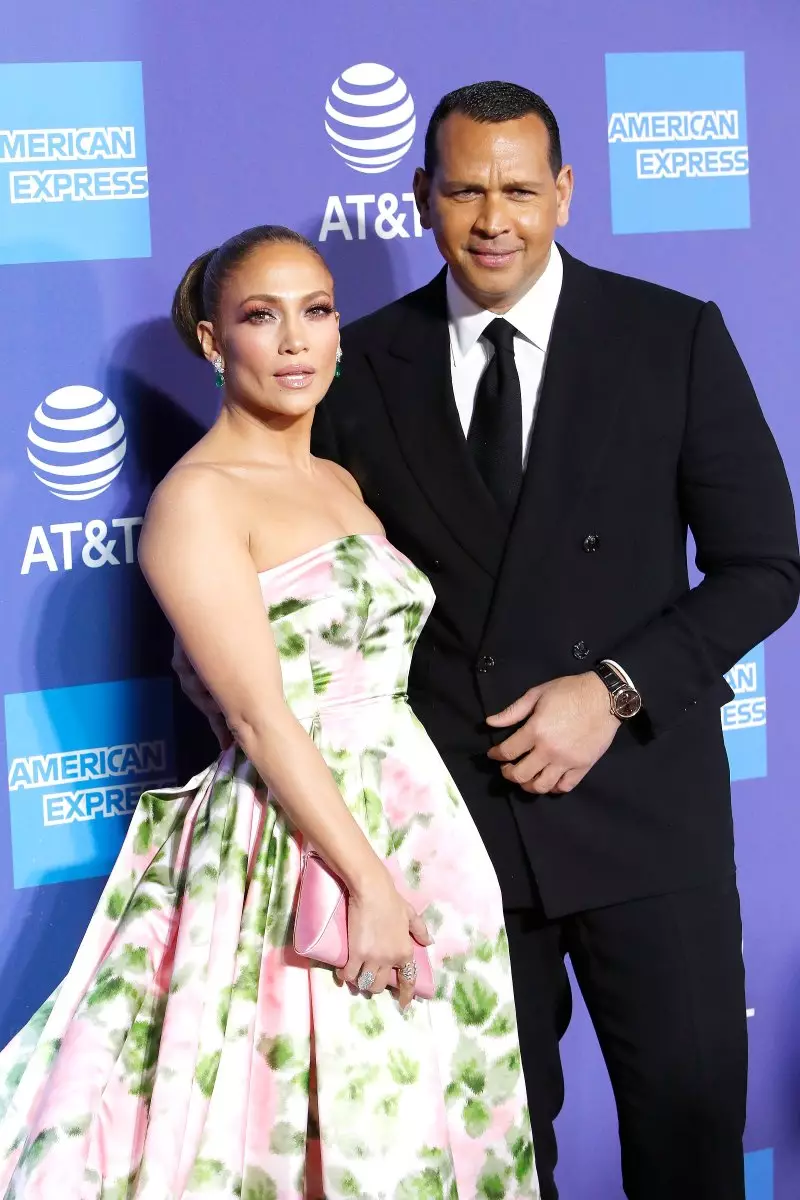 Dem Jennifer Lopez an dem A-Rod säin éischte roude Teppech Look vun 2020 ass erstaunlech