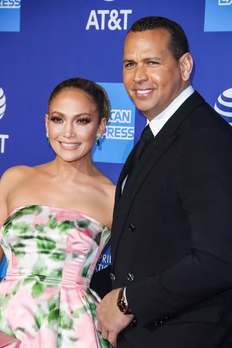 Diện mạo thảm đỏ đầu tiên của Jennifer Lopez và A-Rod năm 2020 là tuyệt đẹp