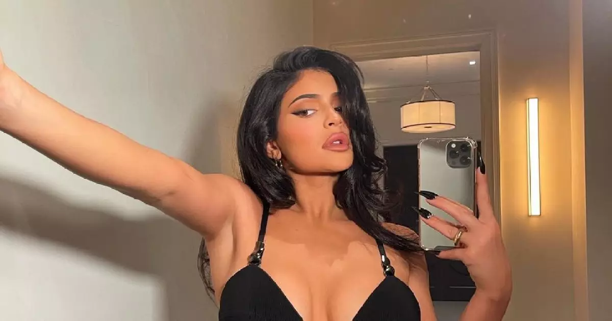 Kylie Jenner Boob Proyék: Bedah Plastik Tanda kutip jeung Poto