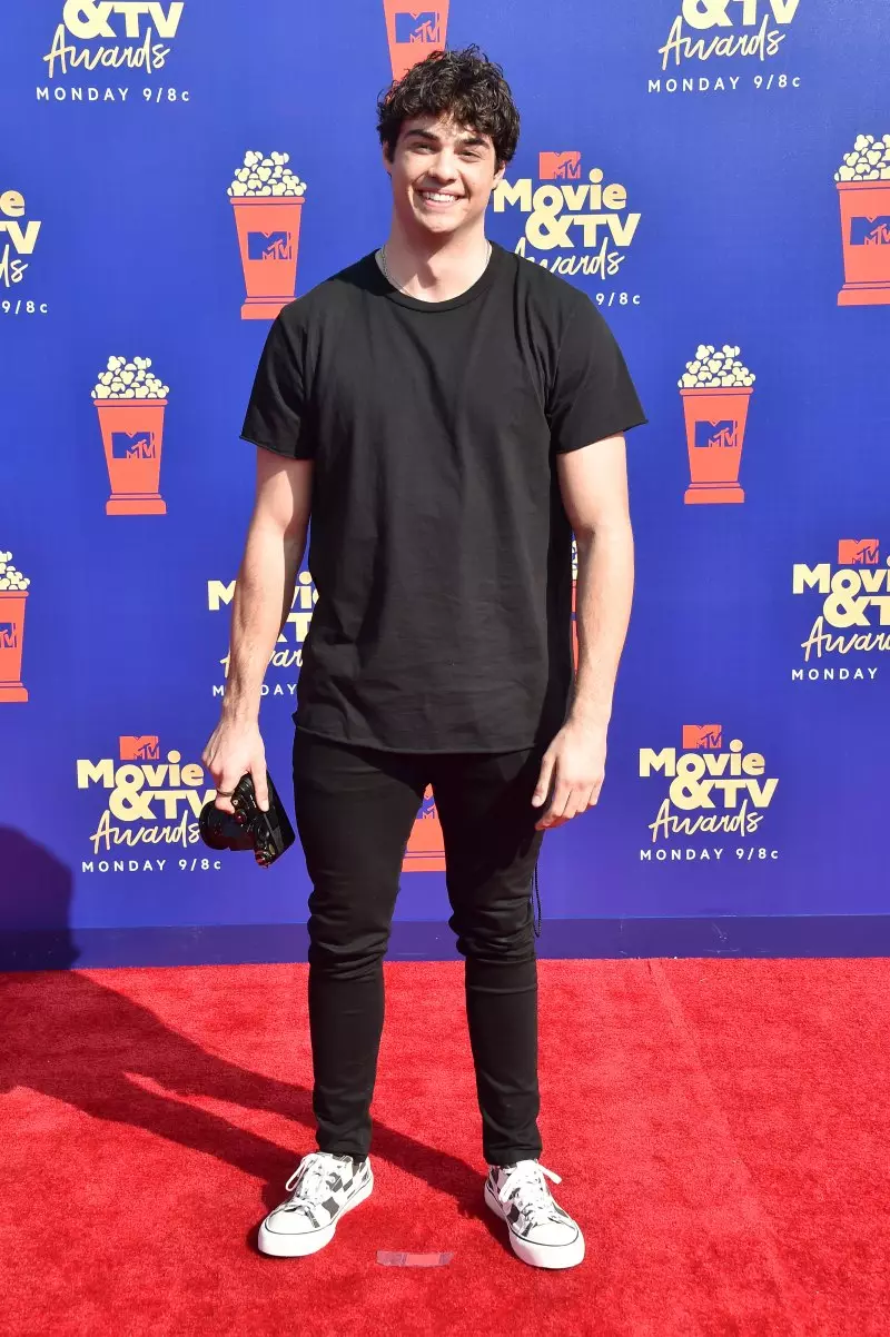 Noah Centineo ביי די MTV פֿילם & טעלעוויזיע אַוואַרדס רויט טעפּעך