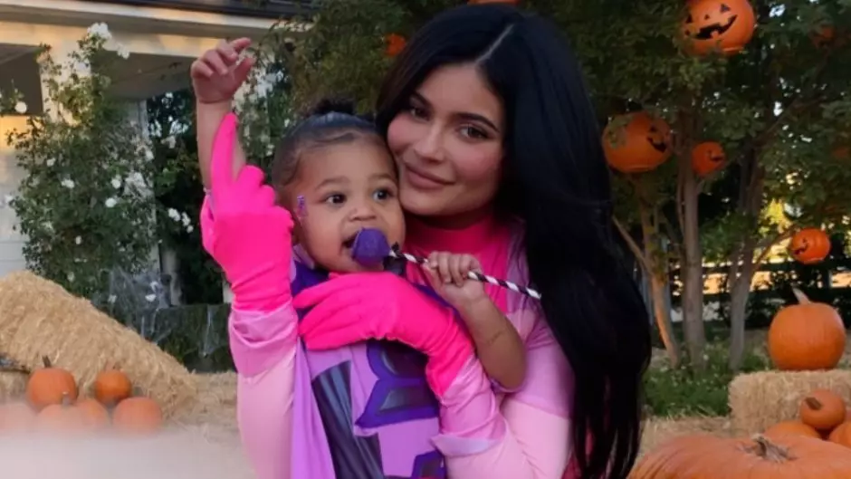 Kylie Jenner Pesta Halloween Kylie Berpose Dengan Stormi