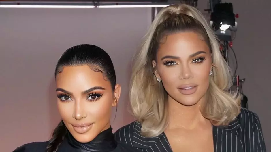 Kim Kardashian Bi Khloe Kardashian û Khloe Kardashian cil û bergên reş ên teng û kefenê dirêj li xwe dike