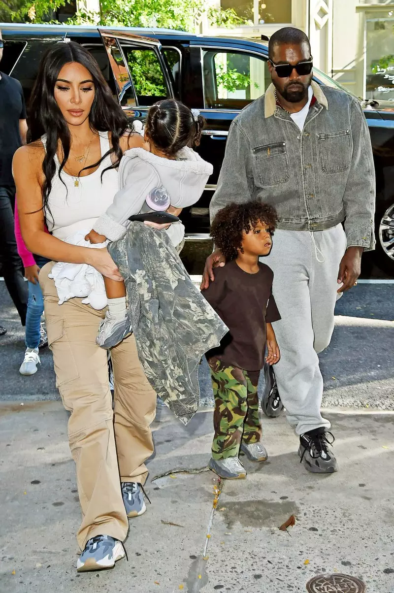 Kim Kardashian 和 Kanye West 带孩子去 Cipriani 吃午饭。