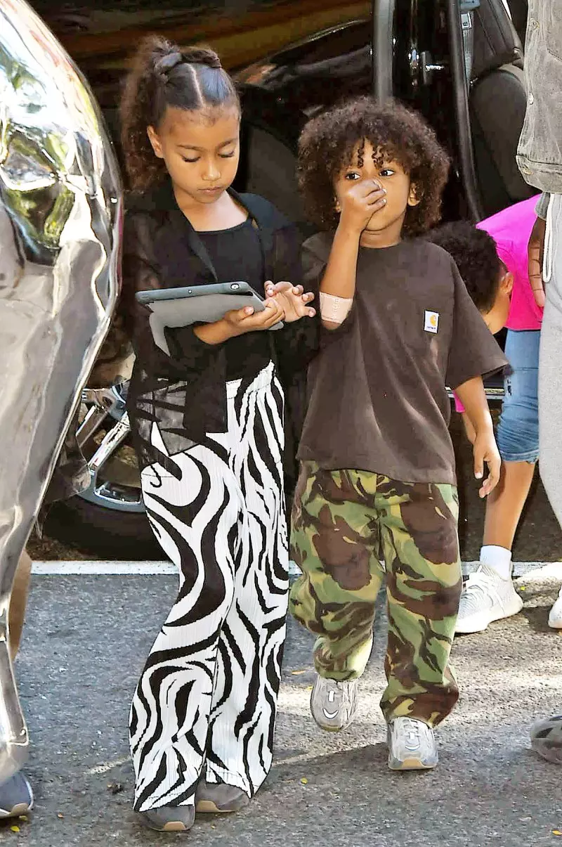 North West et Saint West dans le Queens au milieu du service dominical de Kanye West Jesus Is King Free Show