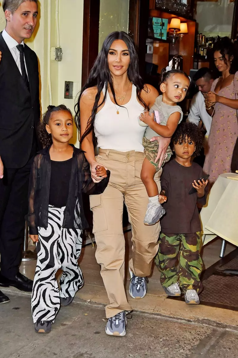 Kim kardashian Luoteis Chicago West Saint West Queensissä Kanye Westin sunnuntaijumalanpalveluksessa Jeesus on kuningas ilmainen show