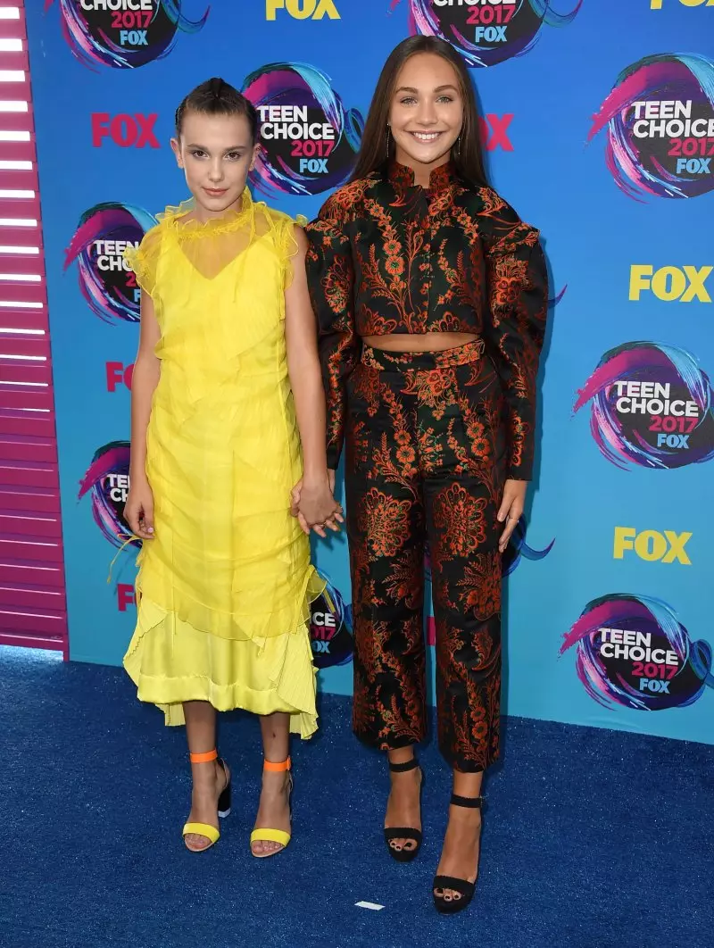 Preobrazba Maddie Ziegler 2017 z najboljšo najboljšo Millie Bobby Brown