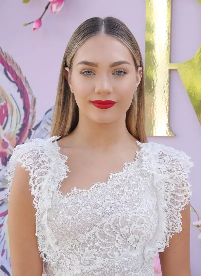 Preobrazba Maddie Ziegler 2019 z mamo in sestro Kenzie Rdeča šminka