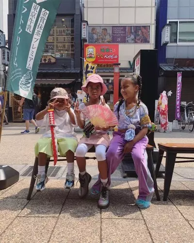 Северо-Запад Райан Ромулус и Сент-Уэст на скамейке в Японии в отпуске с Ким Кардашьян и Канье Уэстом