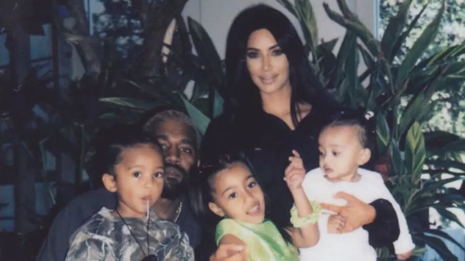 Kim Kardashian Kanye West ตัวแทนทารกหมายเลข 4 แรงงาน