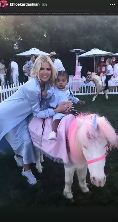 Khloe Kardashian gaun biru muda true thompson birthday pony rides