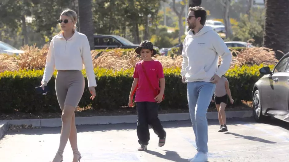 Scott Disick, Sofia Richie, Mason Disick și Penelope Disick Walking