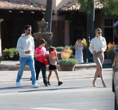 Scott Disick, de 35 anys, regala un gelat a la núvia Sofia Richie, de 19, mentre surt amb el seu fill Mason a LA