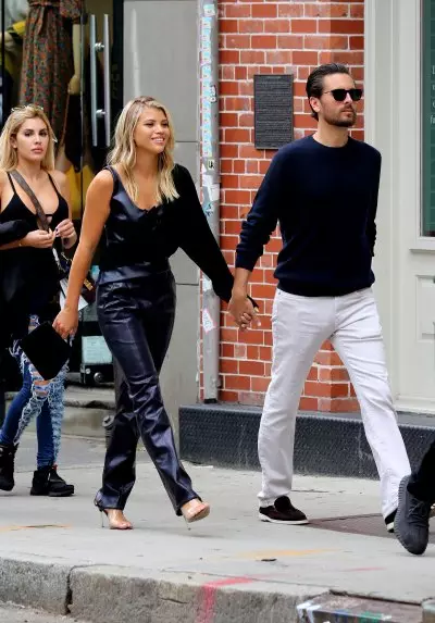 Sofia Richie i Scott Disick trzymają się za ręce podczas Tygodnia Mody w Nowym Jorku, Scott zostawia bezczelny komentarz na zdjęciu topless Sofii