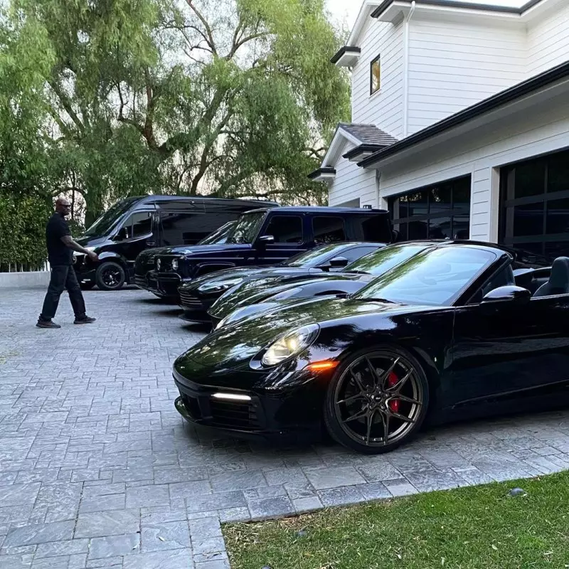 Скот Дисик демонстрира впечатляващия си флот от черни луксозни автомобили: „Какво друго?“