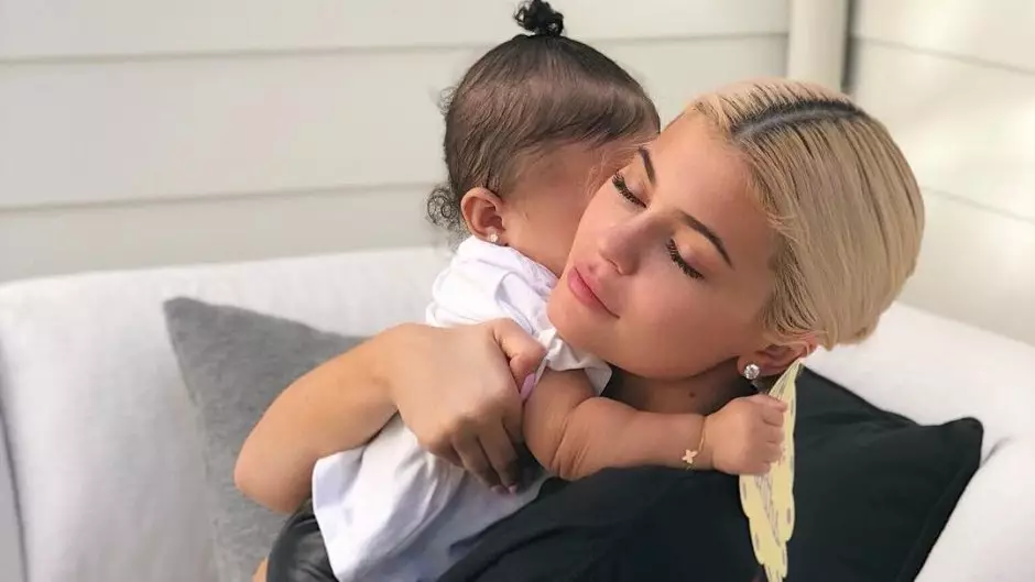 Kylie Jenner håller i sin dotter Stormi Webster