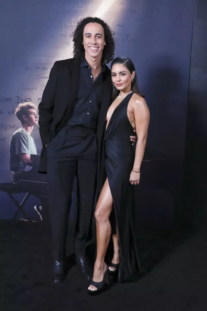 Vanessa Hudgens 身着低胸小黑裙，与男友 Cole Tucker 牵手