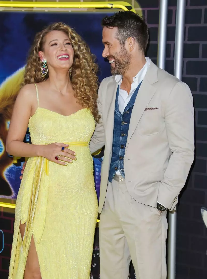 Blake Lively Portas Flavan Robon kaj Tenas Bebon Bump Ridante Kun Edzo Ryan Reynolds en Tan Suit kaj Denim-veŝto