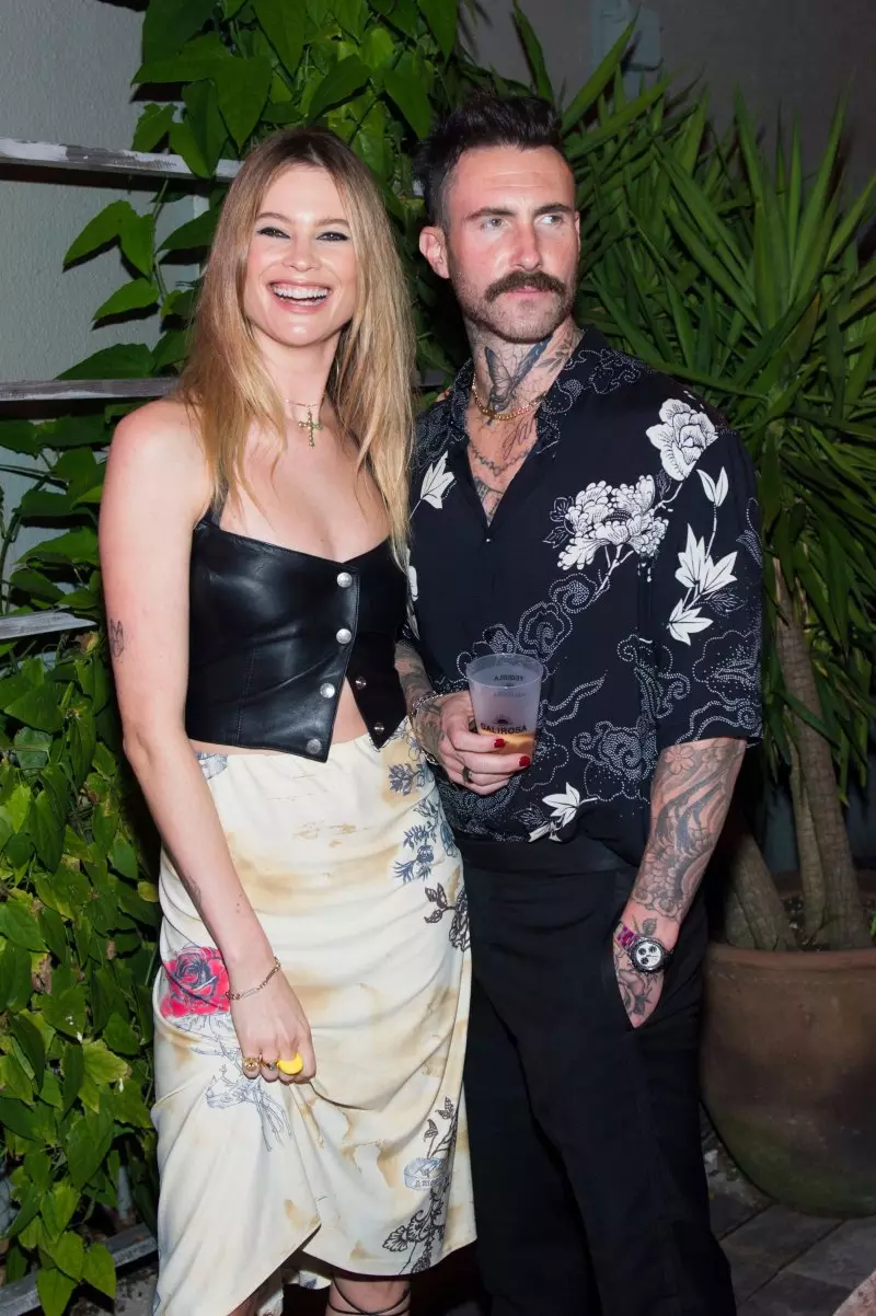 Adam Levine, Behati Prinsloo Tampil Langka: Foto 5