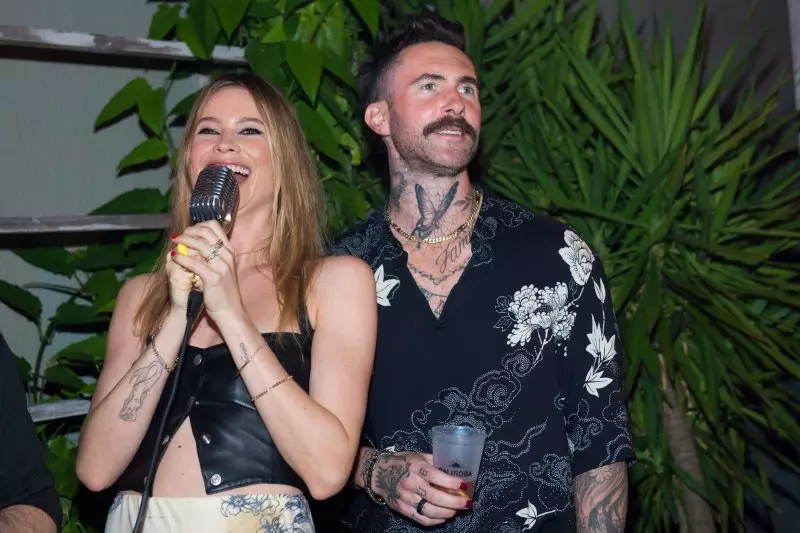 Adam Levine, Behati Prinsloo gjør sjeldent opptreden: Bilder 3