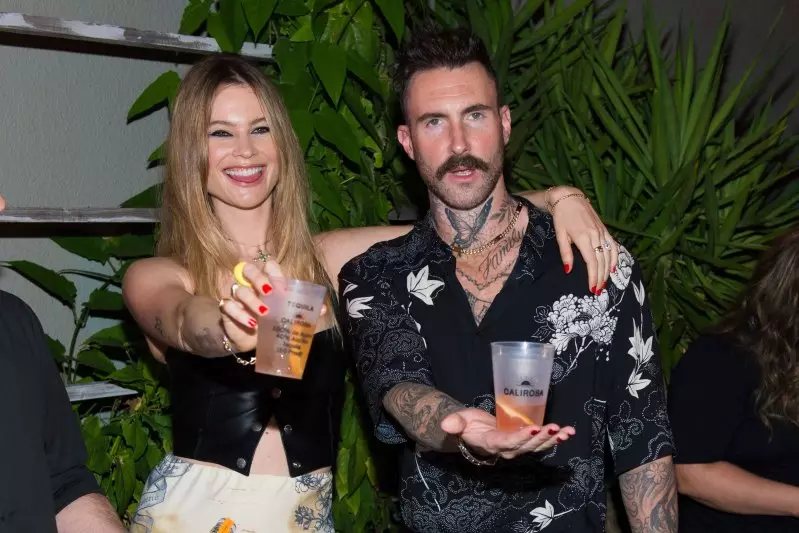 Adam Levine, Behati Prinsloo Tampil Langka: Foto 1