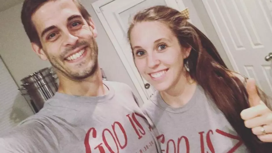 Jill-Duggar-poartă-se-rochie-sexy-pentru-Derick-Dillards-graduare