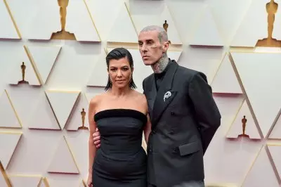 Travis Barker bedankt Kourtney Kardashian voor het verwijderen van zijn hechtingen