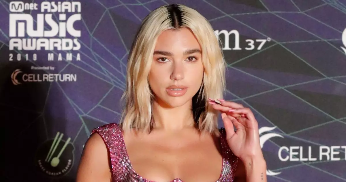 I-Dua Lipa's Net Worth: Indlela iMvumi yeNgesi eyenza ngayo imali