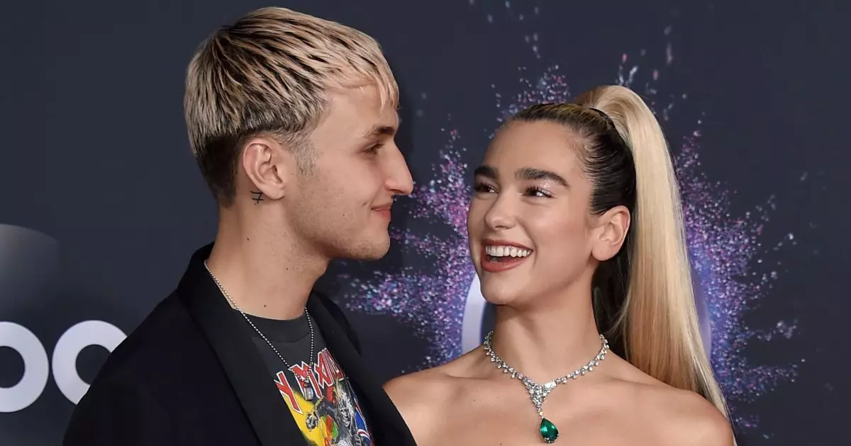 Dua Lipa, Llinell Amser Perthynas Anwar Hadid: Dilynwch Eu Cariad