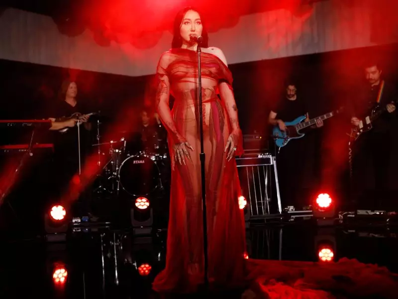 Brûlant! Noah Cyrus portait une robe rouge transparente lors de l'interprétation de sa chanson sur "Jimmy Kimmel"