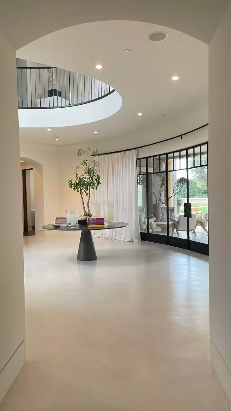 Coj Ncig Saib Kourtney Kardashian's Immaculately Decorated Home