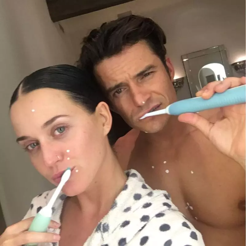 Katy Perry Tpoġġi Ritratti Intimi Orlando Bloom għal għeluq it-8 tiegħu