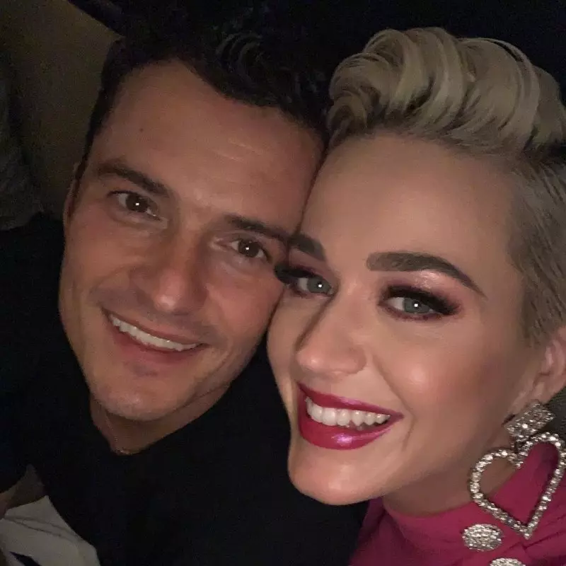 Katy Perry Afiŝas intimajn fotojn Orlando Bloom por sia naskiĝtago 6