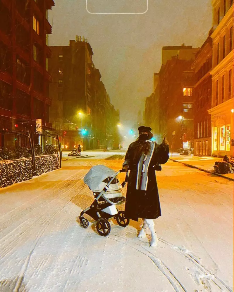 گیگی حدید اور زین ملک کی بیٹی NYC SNow کی تصاویر