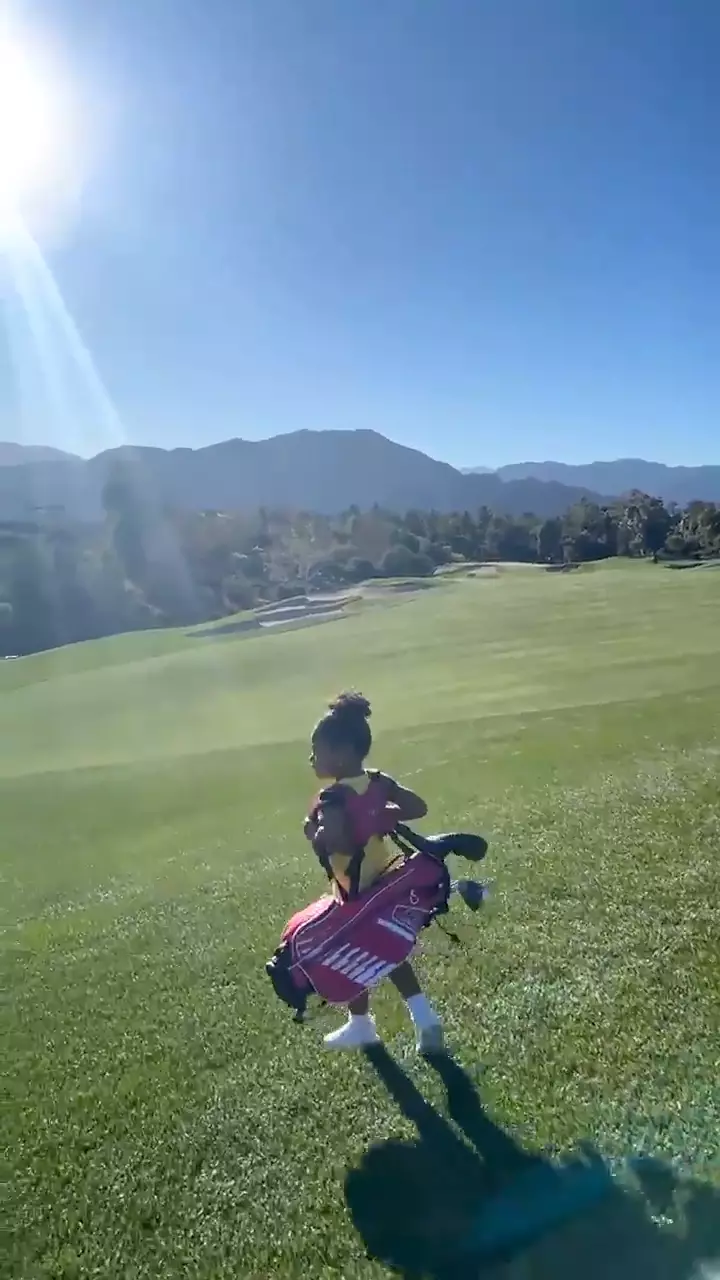 Put Put! Kylie Jenner nimt 'Big Girl' Stormi Webster nei de golfbaan en it is te leuk