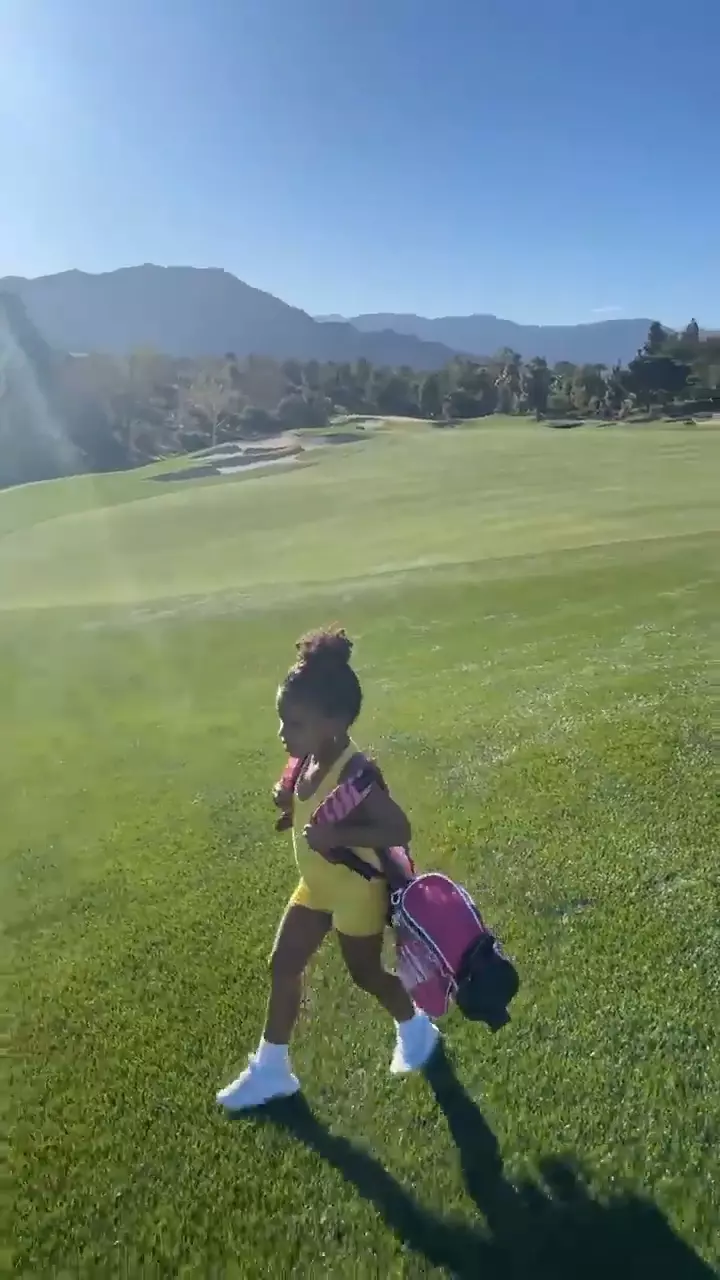 Put Put! Kylie Jenner nimt 'Big Girl' Stormi Webster nei de golfbaan en it is te leuk