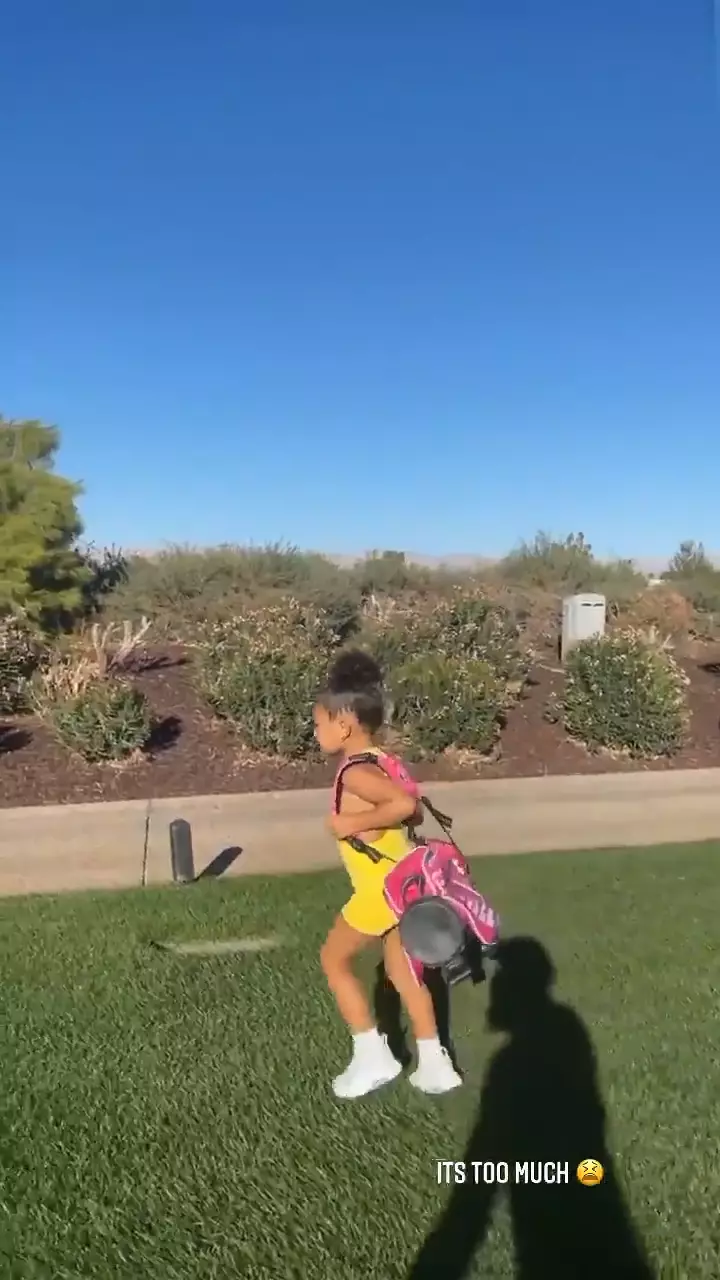 Put Put! Kylie Jenner nimt 'Big Girl' Stormi Webster nei de golfbaan en it is te leuk