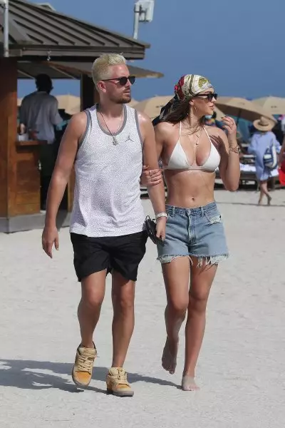 Amelia Hamlin își arată curbele într-un bikini alb în timp ce merge pe plajă cu iubitul Scott Disick de Ziua Îndrăgostiților în Miami