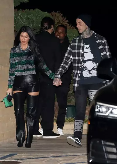 Kourtney Kardashian in fant Travis Barker se držita za roke na njunem tretjem zmenku v enem tednu