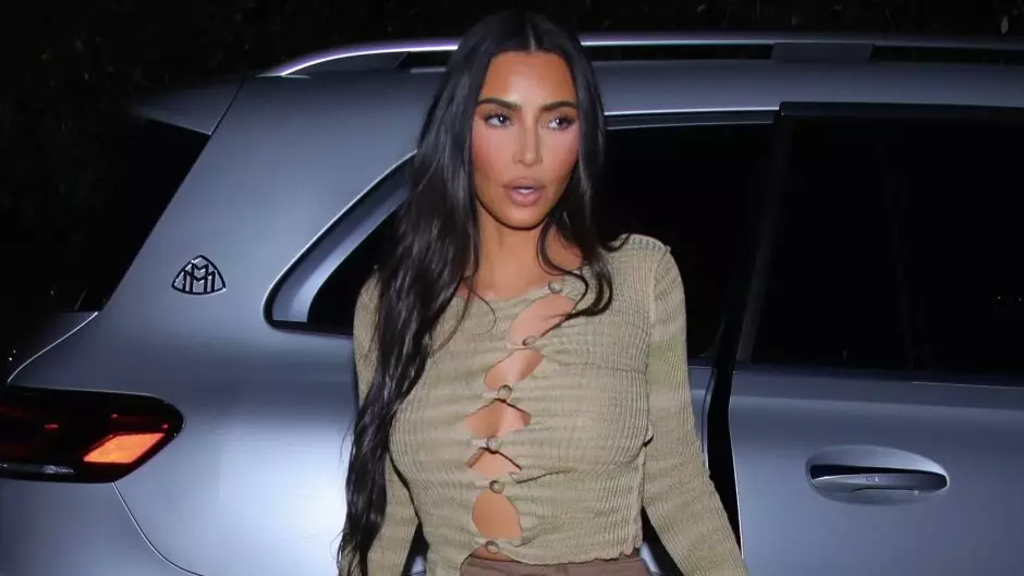 kim-kardashian-goes-braless-to-dinner-in-beverly-hills-midd-kanye-divorce