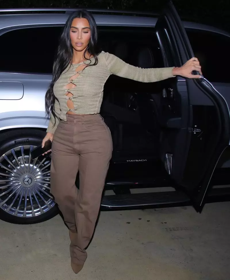 kim-kardashian-chodzi-bez-stanika-na-kolację-w-Beverly-hills-amid-kanye-rozwód