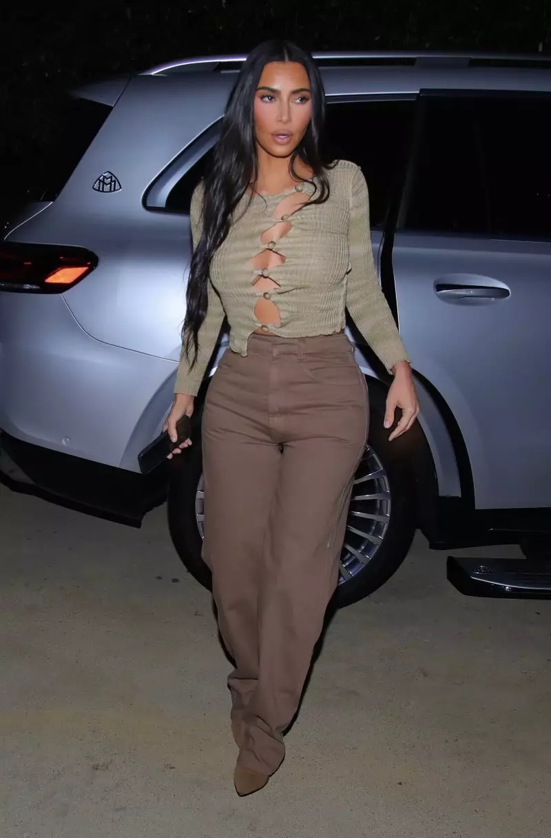 kim-kardashian-giet-braless-te-dinner-yn-beverly-hills-midden-kanye-skieding