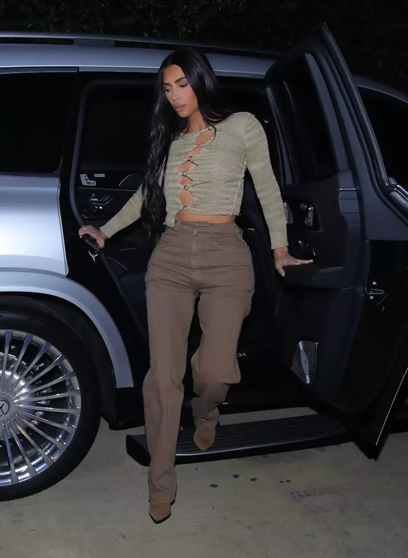 kim-kardashian-goes-braless-to-dinner-in-beverly-hills-midd-kanye-divorce