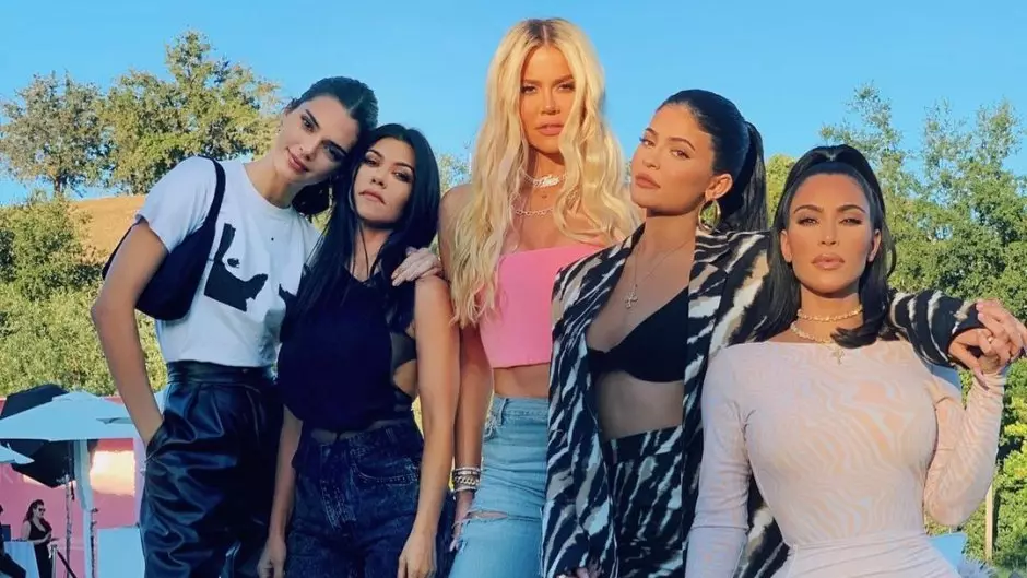 Foto Semua Kardashian-Jenners Bersama: Kim, Kylie, Khloe, Kourtney Kendall