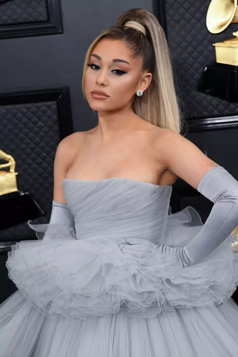 Ariana Grande dia manohana an'i Khloe Kardashian ao anatin'ny sarin'ny Bikini tafaporitsaka