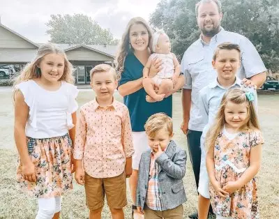 前真人秀明星乔什·杜加（Josh Duggar）与怀孕的妻子安娜育有 6 个孩子