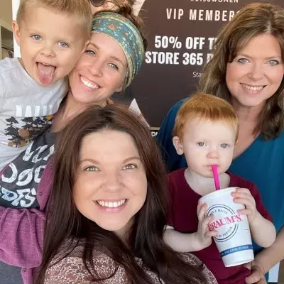 Jill Dillard en Amy Duggar King geniet 'Girls' Time' te midde van Josh Duggar kinderpornografiese houer