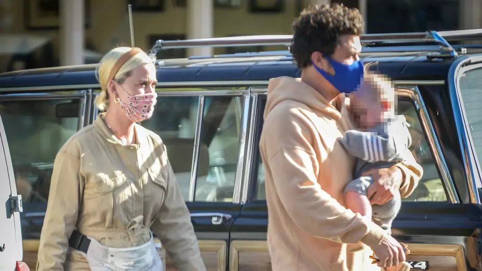 کیتی پری و اورلاندو بلوم در اولین آخر هفته روز مادرش، دیزی را بیرون میآورند.