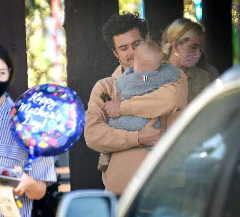 کیتی پری و اورلاندو بلوم در اولین آخر هفته روز مادرش، دیزی را بیرون میآورند.