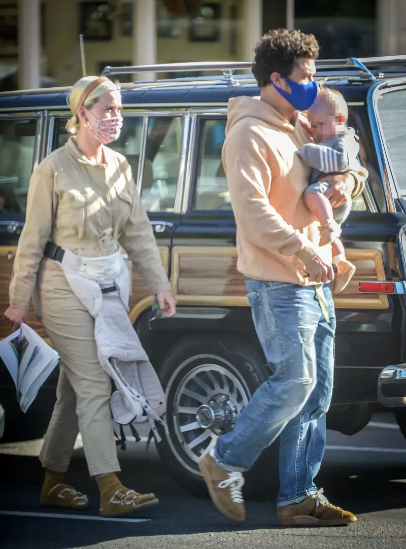 Katy Perry e Orlando Bloom levam bebê Daisy para passear durante seu primeiro fim de semana do Dia das Mães